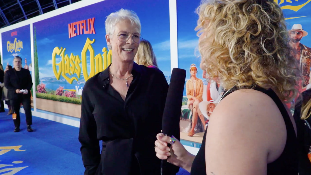 Caitlynn McDaniel Talks with Jamie Lee Curtis at ‘Glass Onion’ Premiere ...