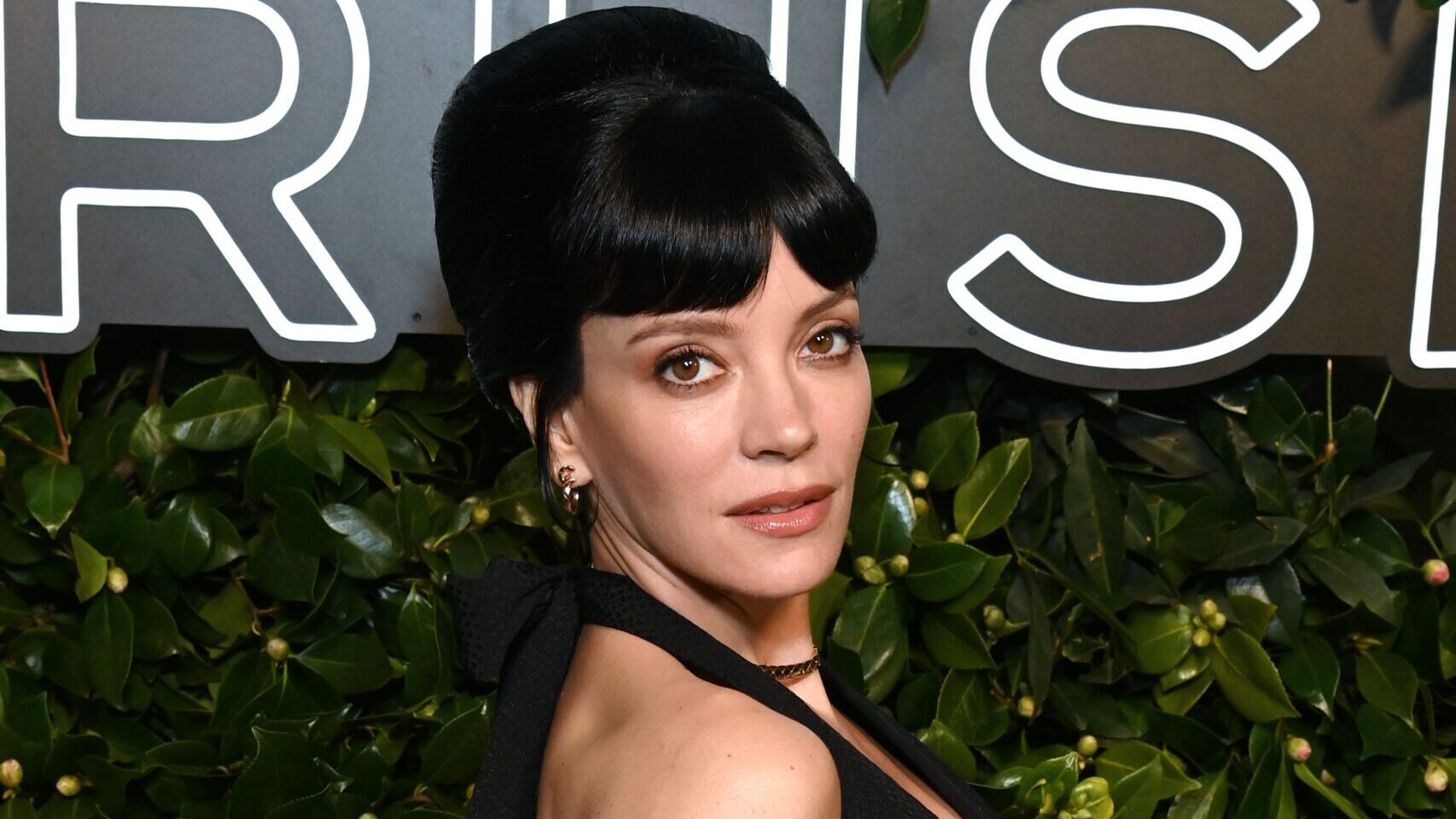 Lily Allen Steals the Night With a ‘Tennis’ Performance at Chanel’s ...